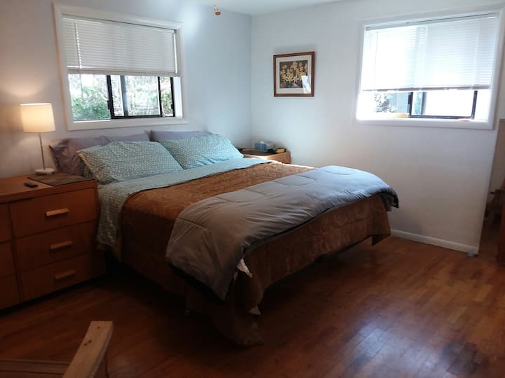 Quiet Master Bedroom In Ranch Style House. - Eugene, OR