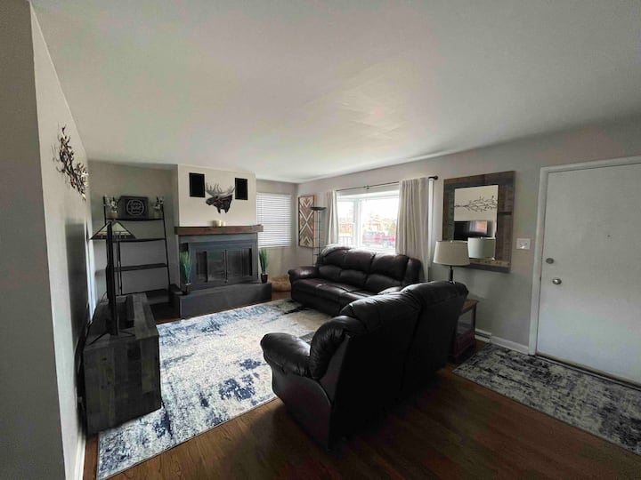 Close To Frontier Days - Cozy Three Bedroom Home - Cheyenne, WY