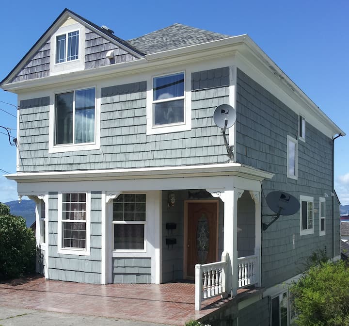 Victorian Condo (2br/1ba-9ftc)with Striking Views - Astoria