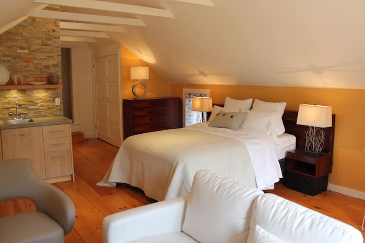 Wellyside Suite In Wellington Prince Edward County - Prince Edward