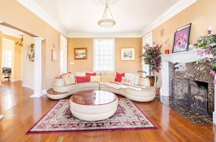 Cheerful, Extra Large Bedroom With Private Bath - Ashville, OH