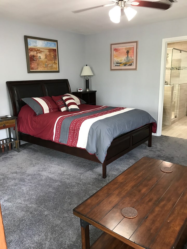 Private Master Suite On Ten Acres - Cedar Creek, TX