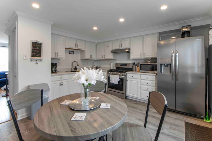Townhouse 3 Bedrooms/2 Baths/ Gated Free Parking - ボルチモア, MD