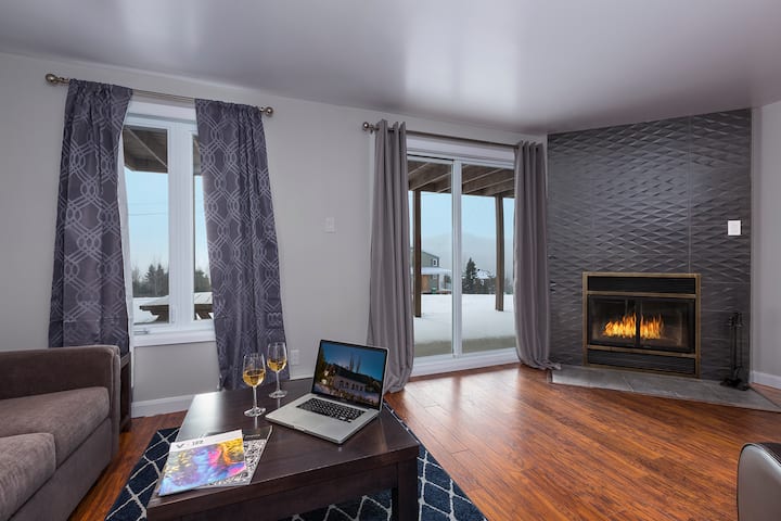 Opus 4b | Beau Studio Pour 4 | Spa Et Foyer - Baie-Saint-Paul, QC