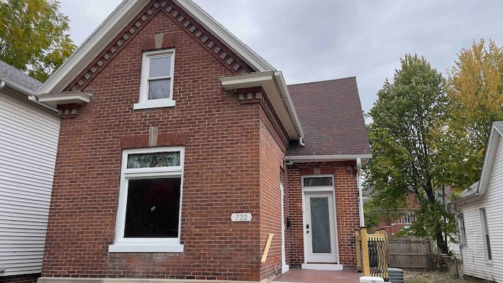 The Big House | Serious Space, 4+ Bed | Wow - Fort Wayne, IN