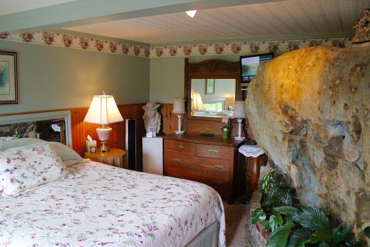 Rock And Rose Room - Roaring River Bed & Breakfast - North Bend, WA