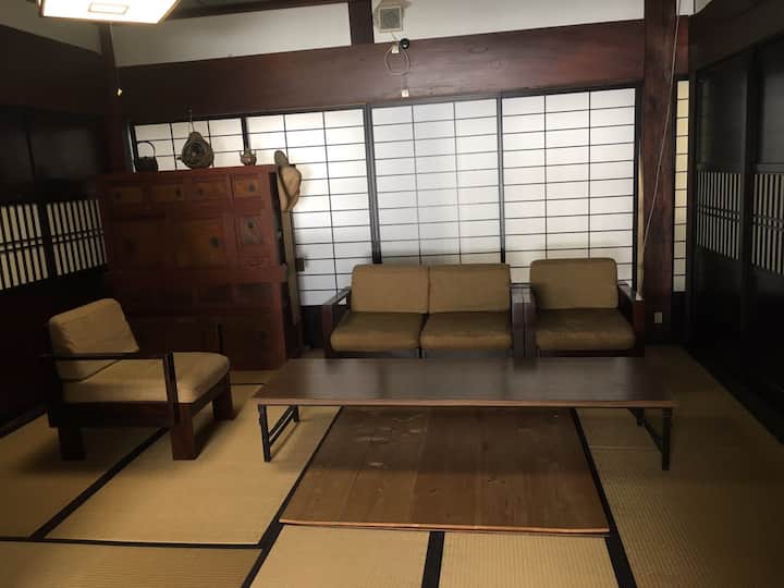 囲炉裏のある山奥の家〜Traditional Japanese Houses〜 - 富山市