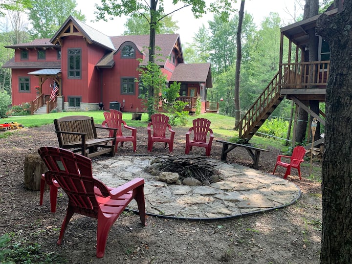 Lake Home, Fishing Pond & Treehouse - 4 Acres - Oconomowoc, WI