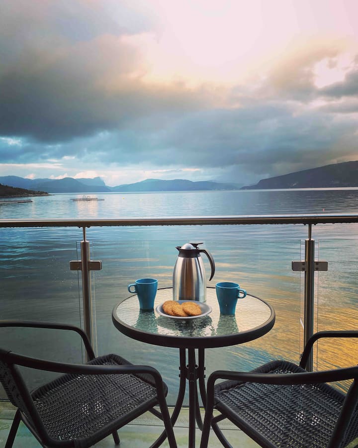 Tett På Sognefjorden, Perfekt For Par. - Brekke