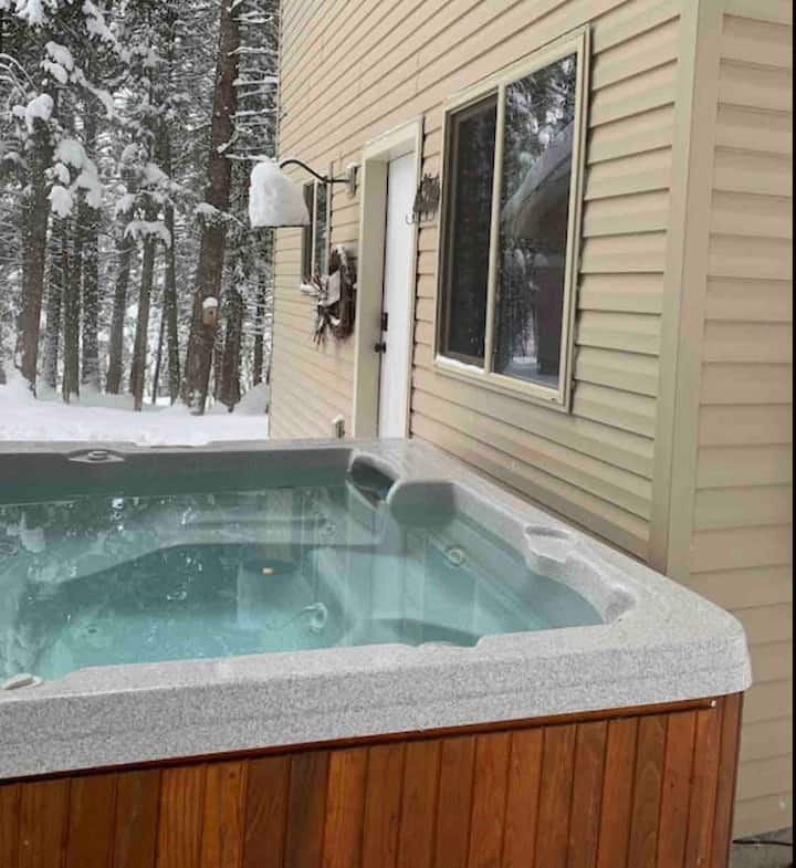 Yellowstone’s Cabin *Hot Tub* Kingbed Dogfriendly - Island Park, ID