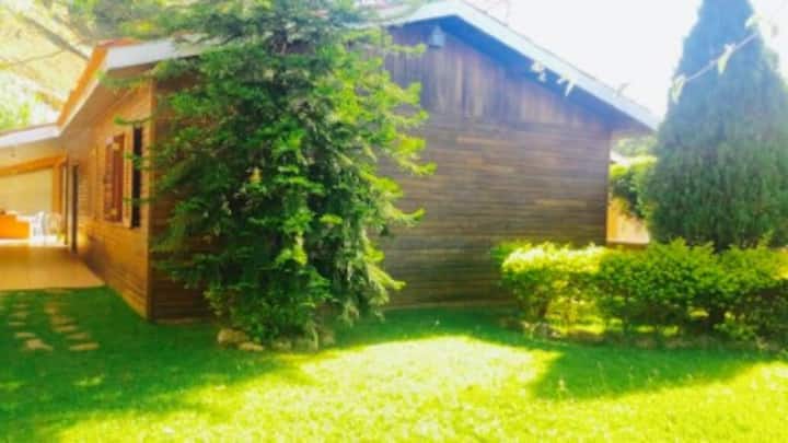 Casa Próximo A Praça Central Com áRea De Churrasco - Águas de Lindoia
