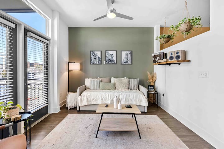 Apt W/heated Pool! Steps To Bridgestone & Broadway - Nashville, TN