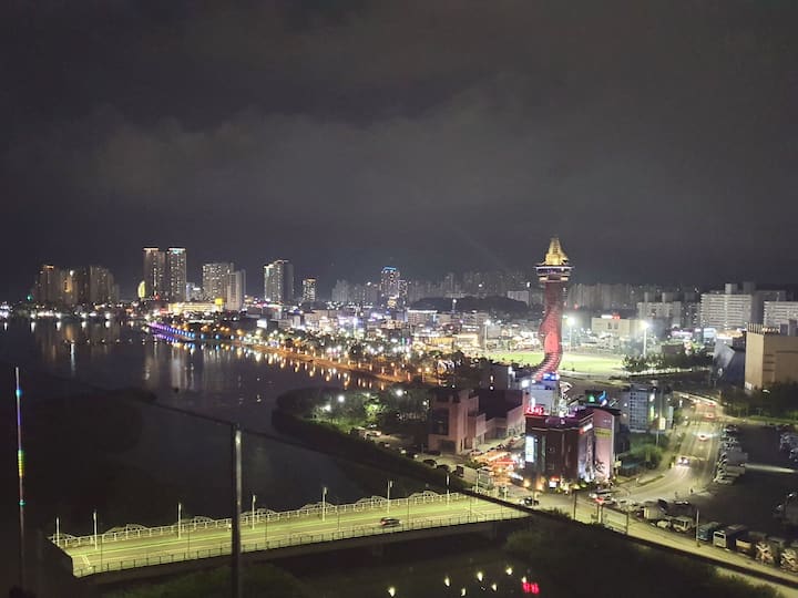 [속초의 리조트] 넓은 거실, 침실2, 욕실2, 복층(프라이빗 테라스,  옥탑방) - Sokcho-si