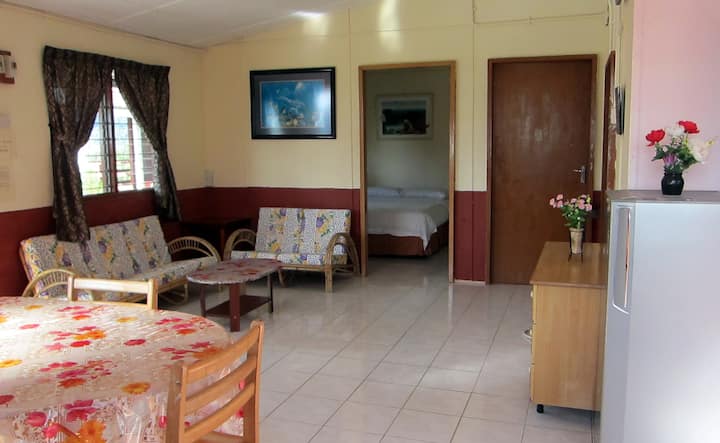 Mile 36 Lodge - Willies Guest House -