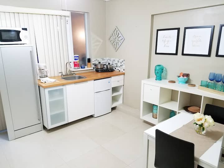 Charming Pool Cottage With Laundry And Parking - Miramar, FL