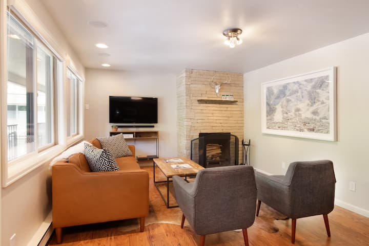 2 Bed/ 2 Bath In Heart Of Town W/ Hot Pool - Aspen
