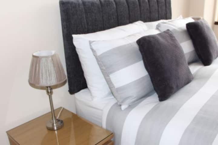 Aurora. 27 Kenneth Street, 3 Double Bedroom House - Stornoway