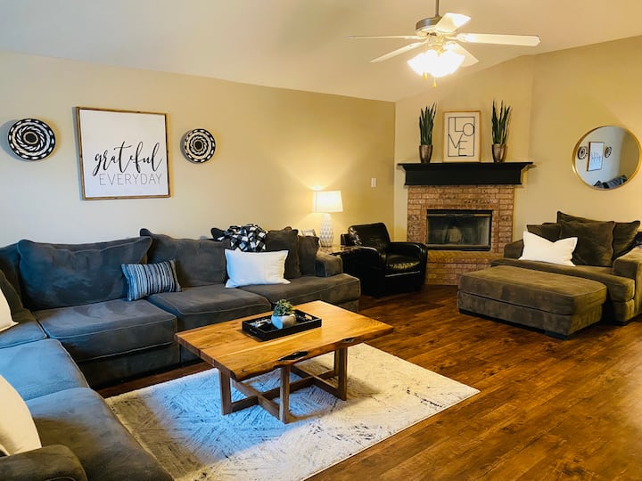 Cozy Cooper Home *Relax And Unwind* - Lubbock, TX