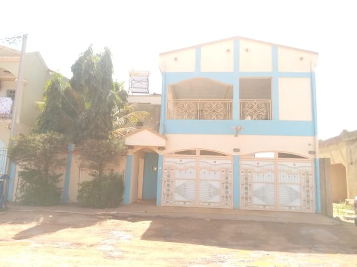 Maison R+1 Chaleureuse, Spacieuse Et Tranquille. - Ouagadougou