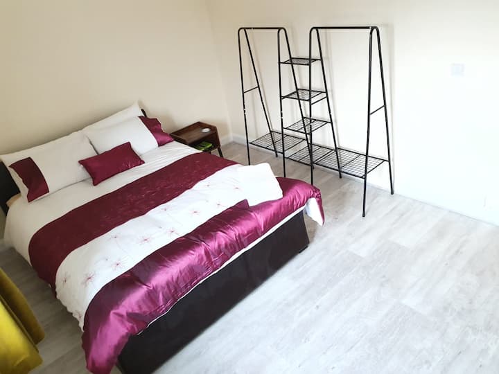 Modern 2-bedroom Flat | Near A14 | Private Balcony - Cambridge