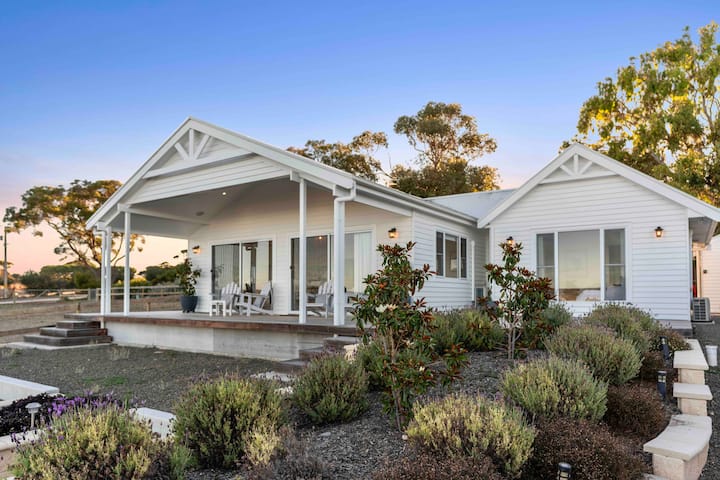 Magnolia - New Hampton Style Holiday Home - Emu Bay