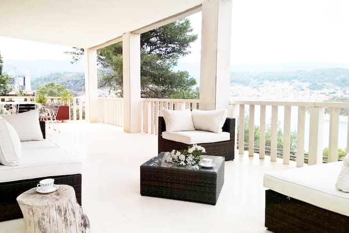 Bay Overlooking Villa - Postira