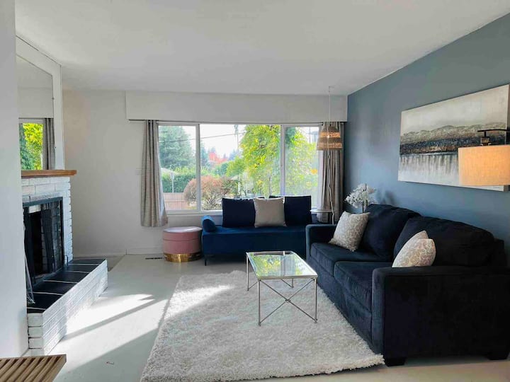 Cheerful 3 Bedroom Upper Floor House In North Van - North Vancouver