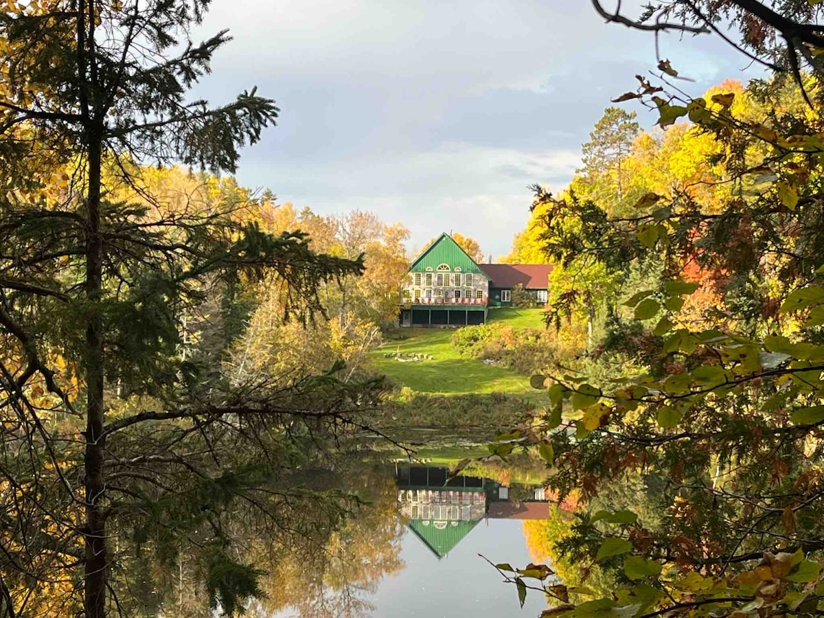 Le Riverbend - Beautiful Lodge on the Water - Cottages for Rent in Lac-Sainte-Marie, Quebec ...