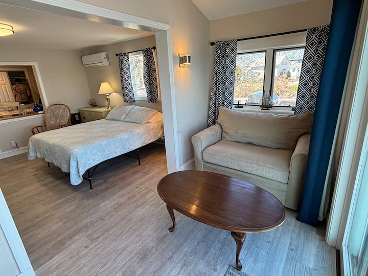 Boathouse Cottage-waterfront Yearound Studio Suite - Rhode Island