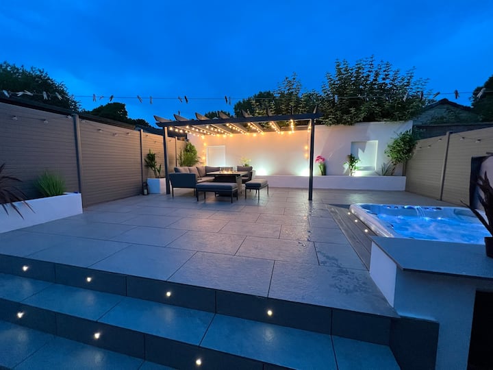 Modern 4 Bedroom Home - Hot Tub, Firepit & Bbq - Wakefield