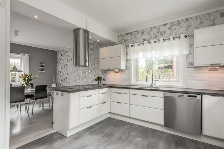 Room With Tv In A Big House Near Bus Stop - Sundsvall