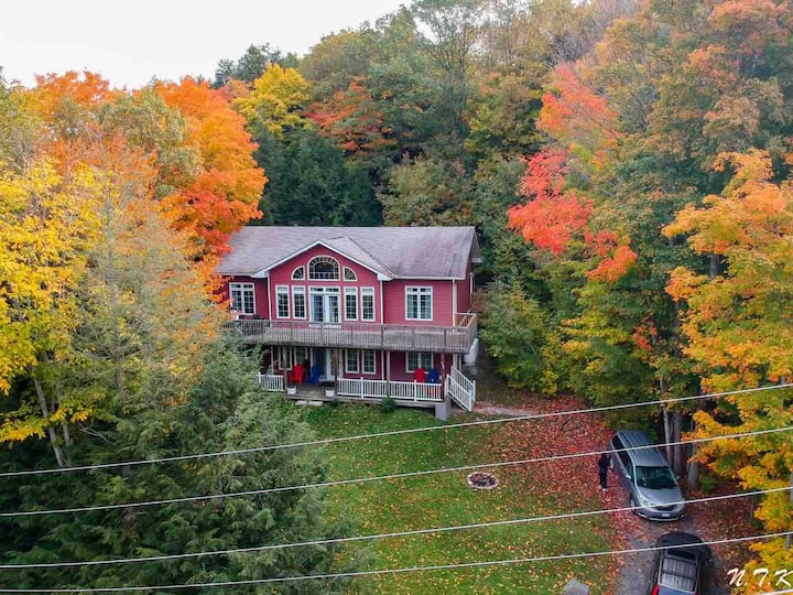 Beautiful Hidden Valley Chalet All-season Cottage - Huntsville