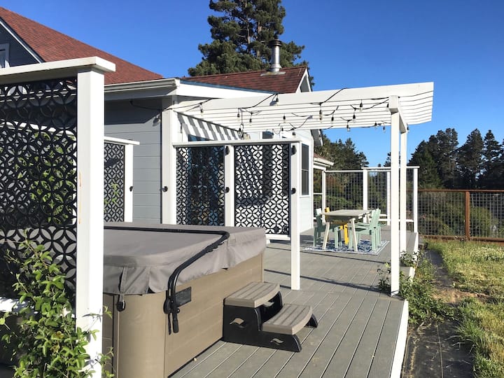 Sunny Farmhouse On The Hill, 5 Min Walk To Village - Mendocino, CA