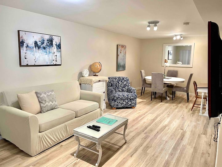 • A Cozy Central Suite Awaits You • - Penticton