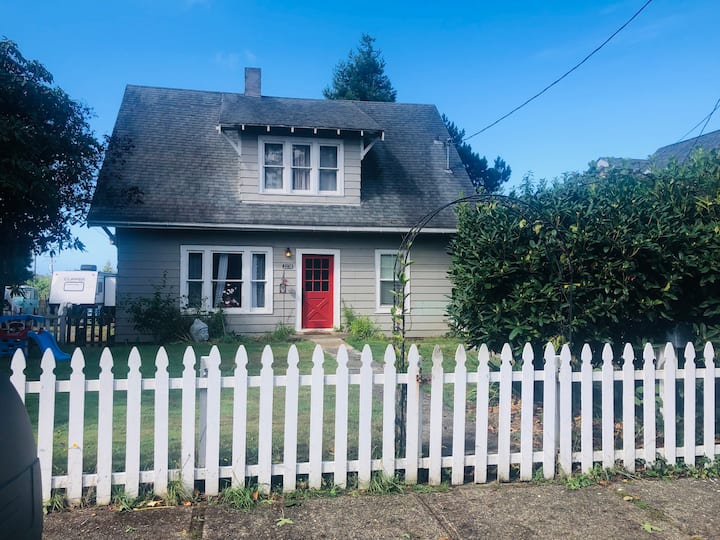 Unique Hilltop Home With Hot Tub And Rv Parking - Coos Bay, OR