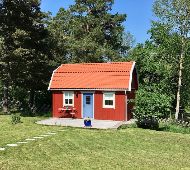 Charmig Stuga Med Mälaren Och Naturen Som Granne - Märsta