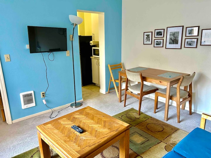 (8) Steps To Uw Bright Corner 2nd Floor - Seattle