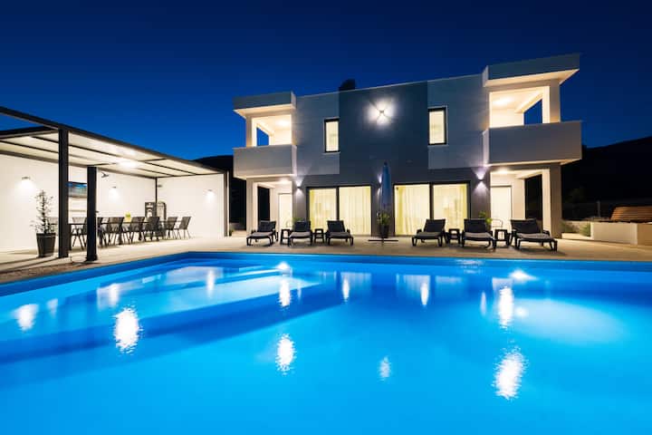 Villa Sky, 
6 Bedroom,14 Pers., Outdoor Pool. - 트로기르