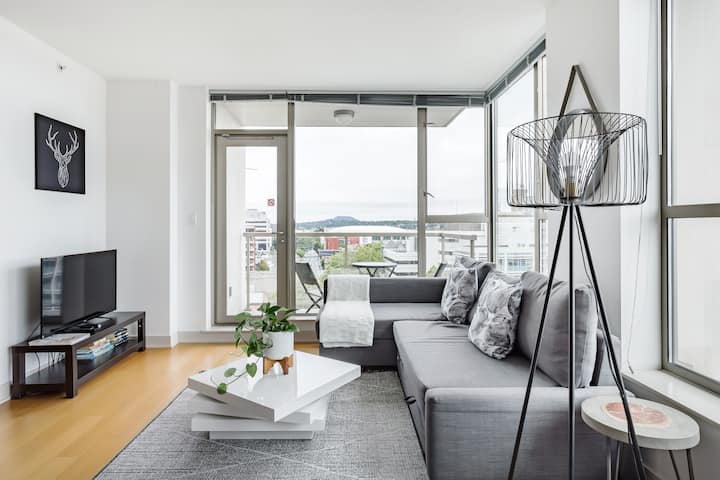 Amazing 2br 11th Floor Gem: Mountain View, Parking - Saanich