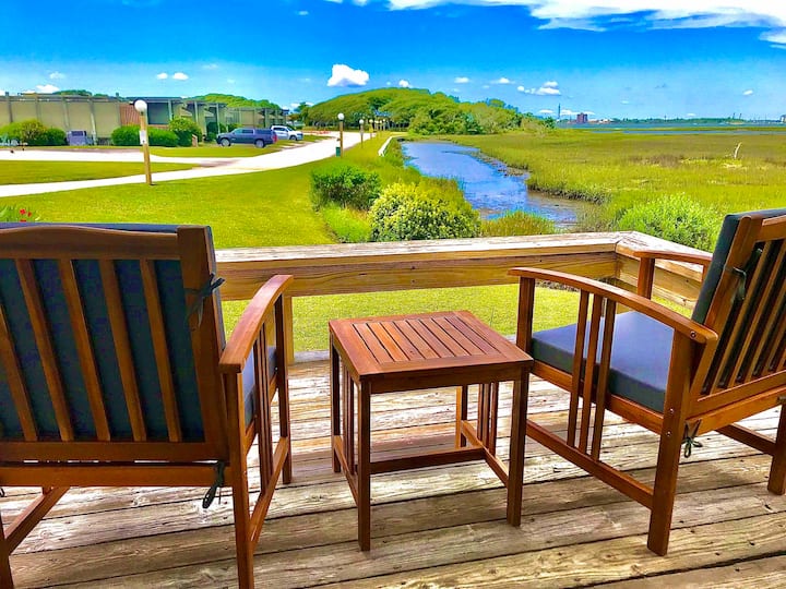 Hooked Inn @ 8 1/2 Marina Village - Beaufort, NC