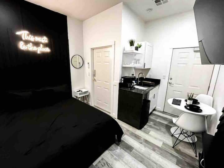 “The Private Room”-downtown Luxury Private Studio - Porterville, CA