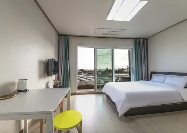 대평바다가 한 눈에 보이는 객실(3), 제주수펜션 - South Korea