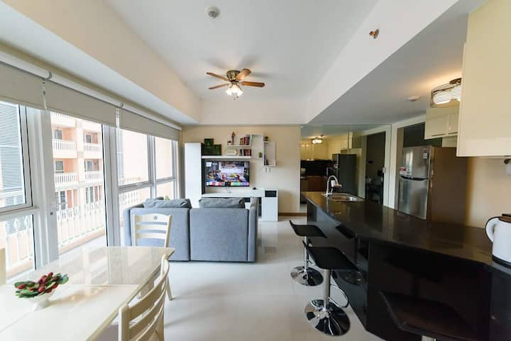 1br Pool View W/ Washer & Parking @Venice Bgc - Taguig