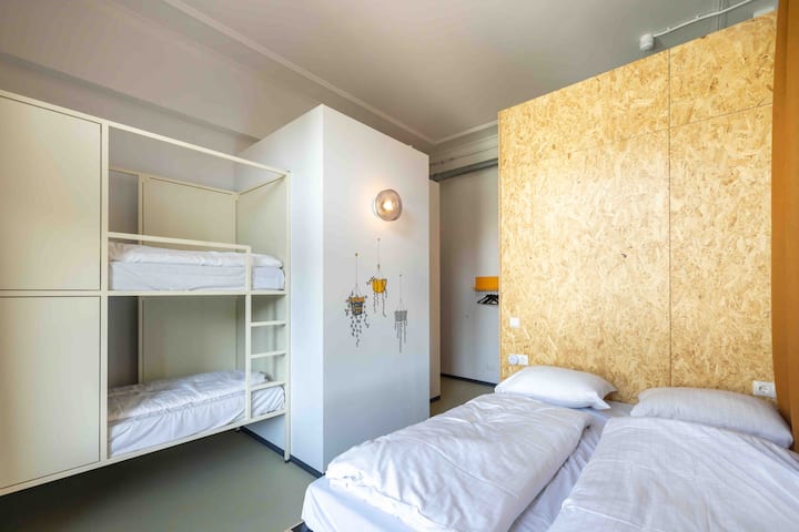 Vierpersoonskamer In Hostel & Bar De Basis - Zwolle