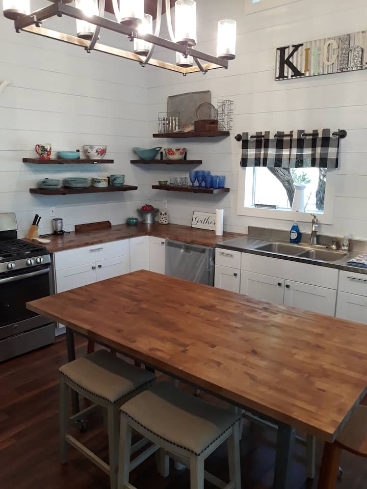 Amazing Guest Farmhouse - Private Yet Close To All - Driftwood, TX