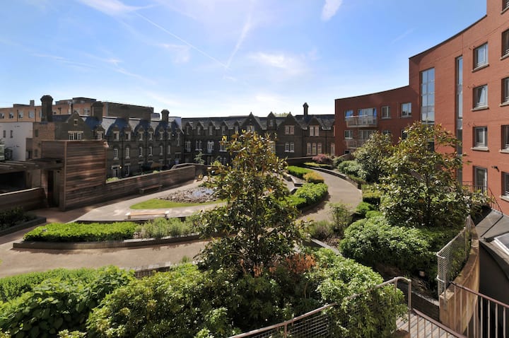 Perfectly Located Beautiful Apartment & Free Gym - London