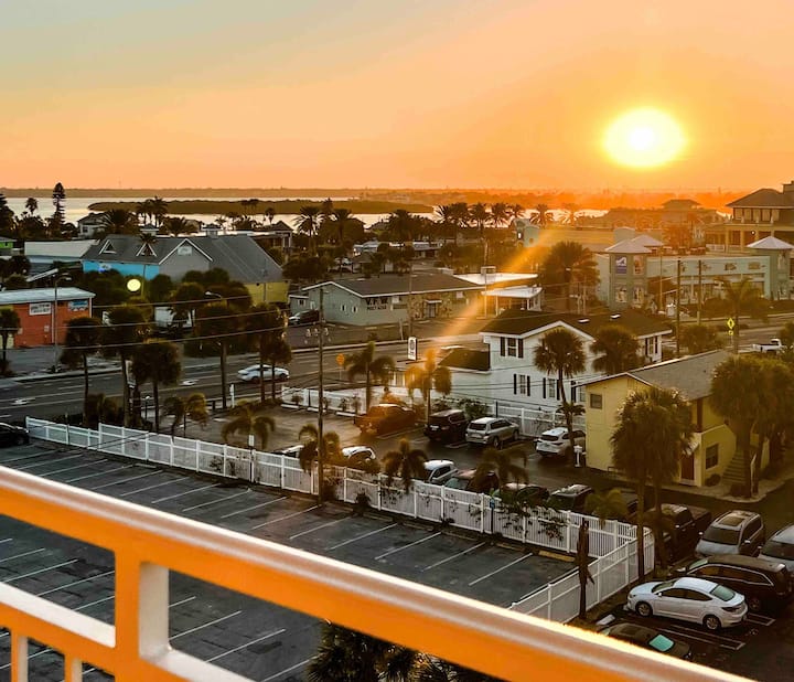 Madeira Beach Condo Featuring Stunning Gulf Views - Madeira Beach, FL