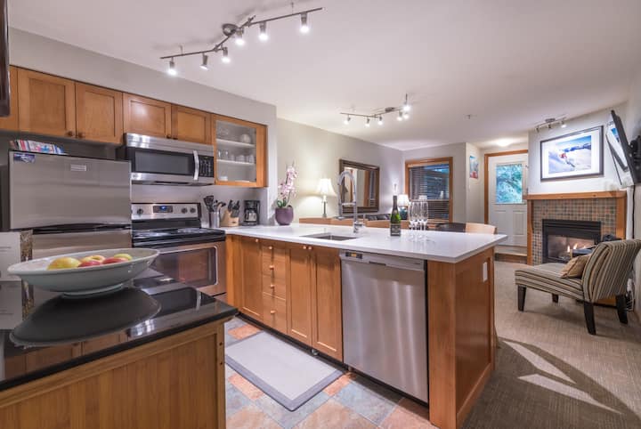 Hot Tub ! 2 Br/2ba,pool,grt Location - Whistler