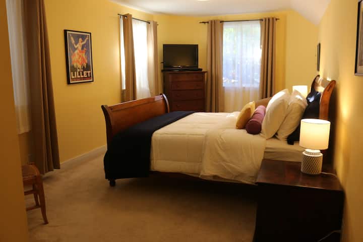 Stylish 2 Br, 2 Bath, Private Back Yard Apartment - Alameda, CA