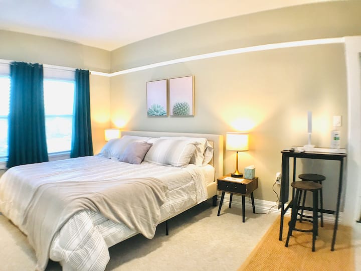King Bed/sleeps 2/shared Bath/hdtv/craftman Quad - Bakersfield, CA